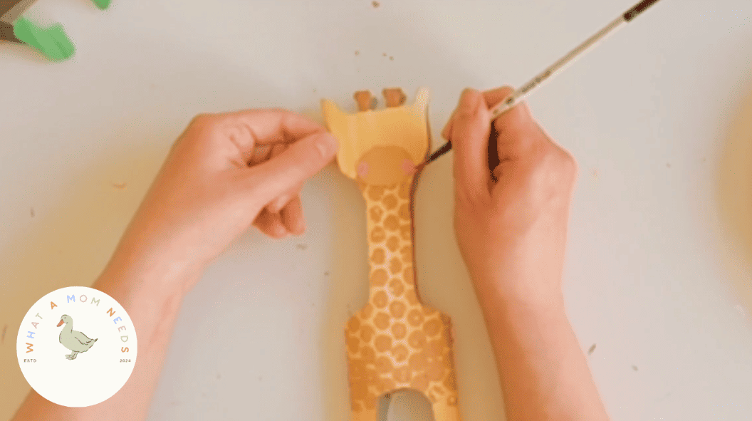 Giraffe Paper Roll Craft (with Bubble Wrap Spots!)